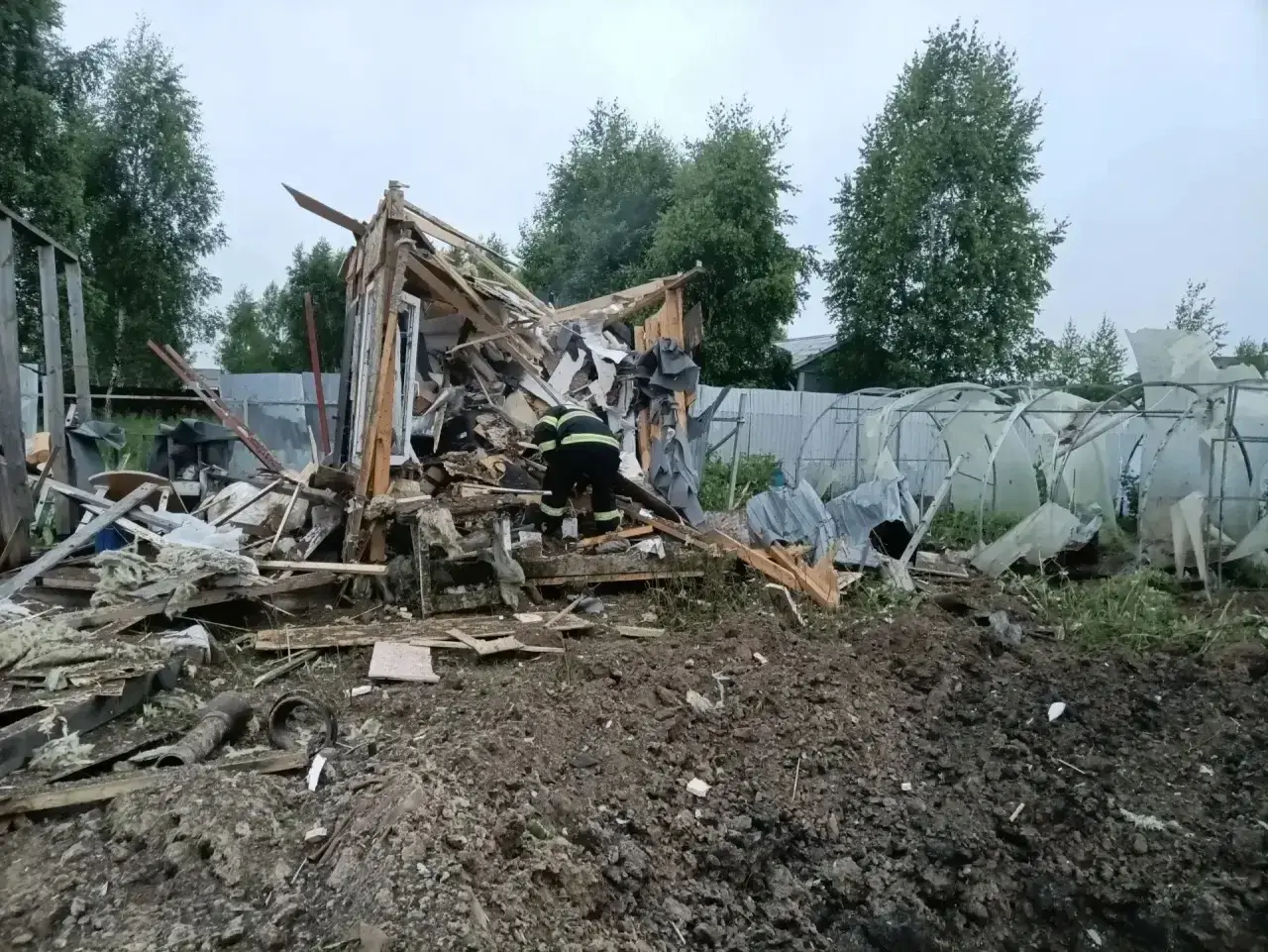 Многоквартирный дом, торговый центр и дачи повреждены после атаки БПЛА ...